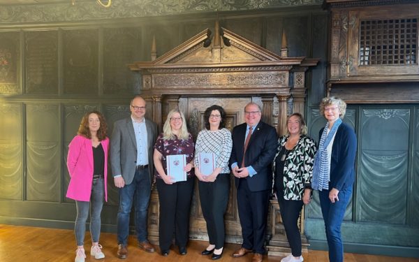 Zwei städtische Mitarbeiterinnen feiern 25. Dienstjubiläum - Stadt Alsfeld